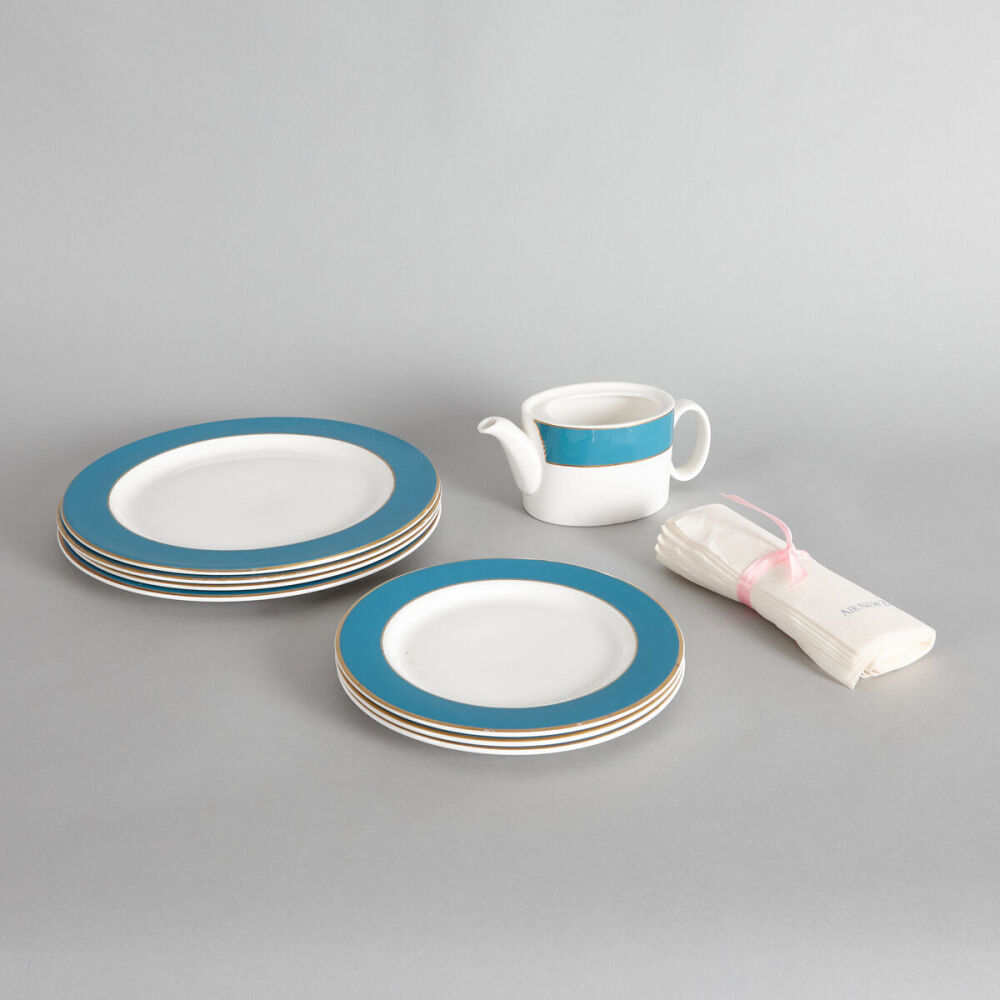 An Air New Zealand Royal Doulton Teapot and Plate Set